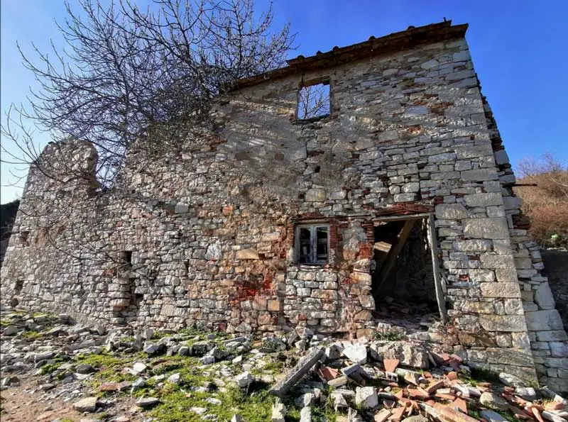 Calvana: trekking alla scoperta di un borgo abbandonato