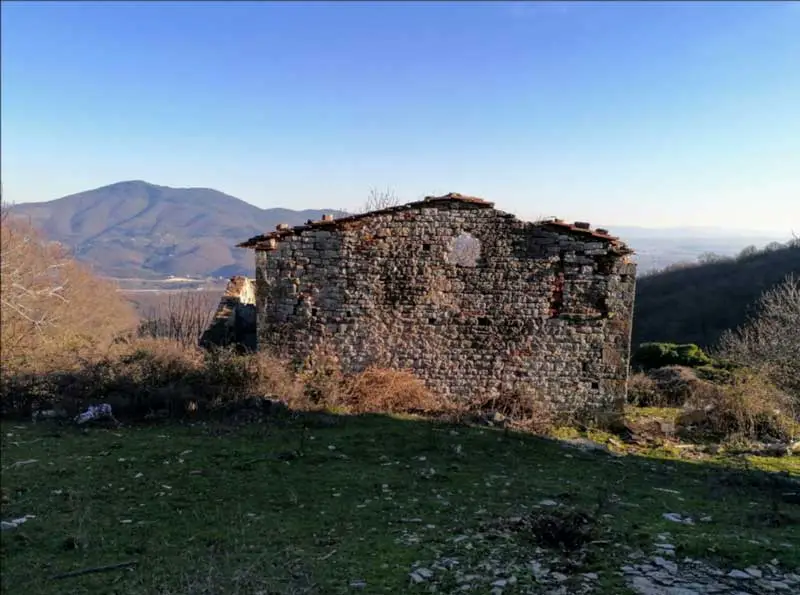 Calvana: trekking alla scoperta di un borgo abbandonato