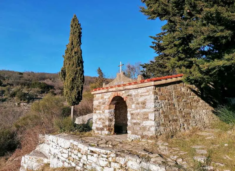 Calvana: trekking alla scoperta di un borgo abbandonato
